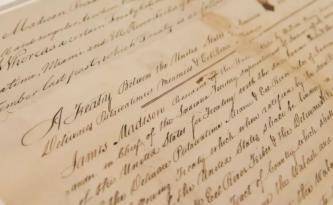 Közelkép az 1809-es Fort Wayne-i Szerződés nyitószavairól. A szerződést kézzel írták, gyönyörű írással, pergamenre.