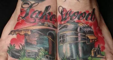 Një tatuazh i fjalës Lakewood në këmbët e Damon Conklins