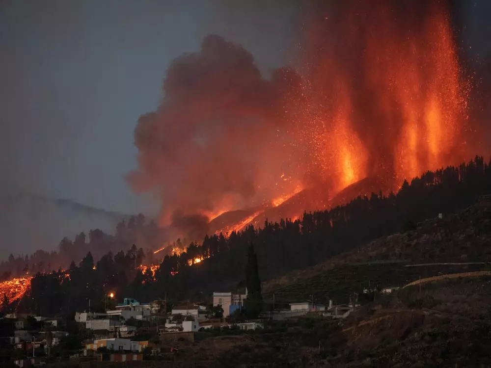 لا پالما جزیرے پر ایک گاؤں کے قریب لاوا اگلتے ہوئے آتش فشاں کی تصویر۔