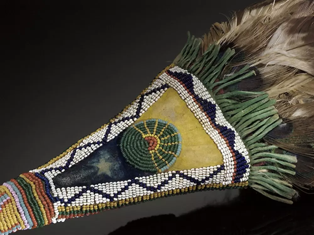 Kipas angin Niuam (Comanche) dengan desain matahari dan Bintang Kejora (detail), ca. 1880. Oklahoma. 2/1617. (Kredit: Museum Nasional Indian Amerika, Smithsonian)