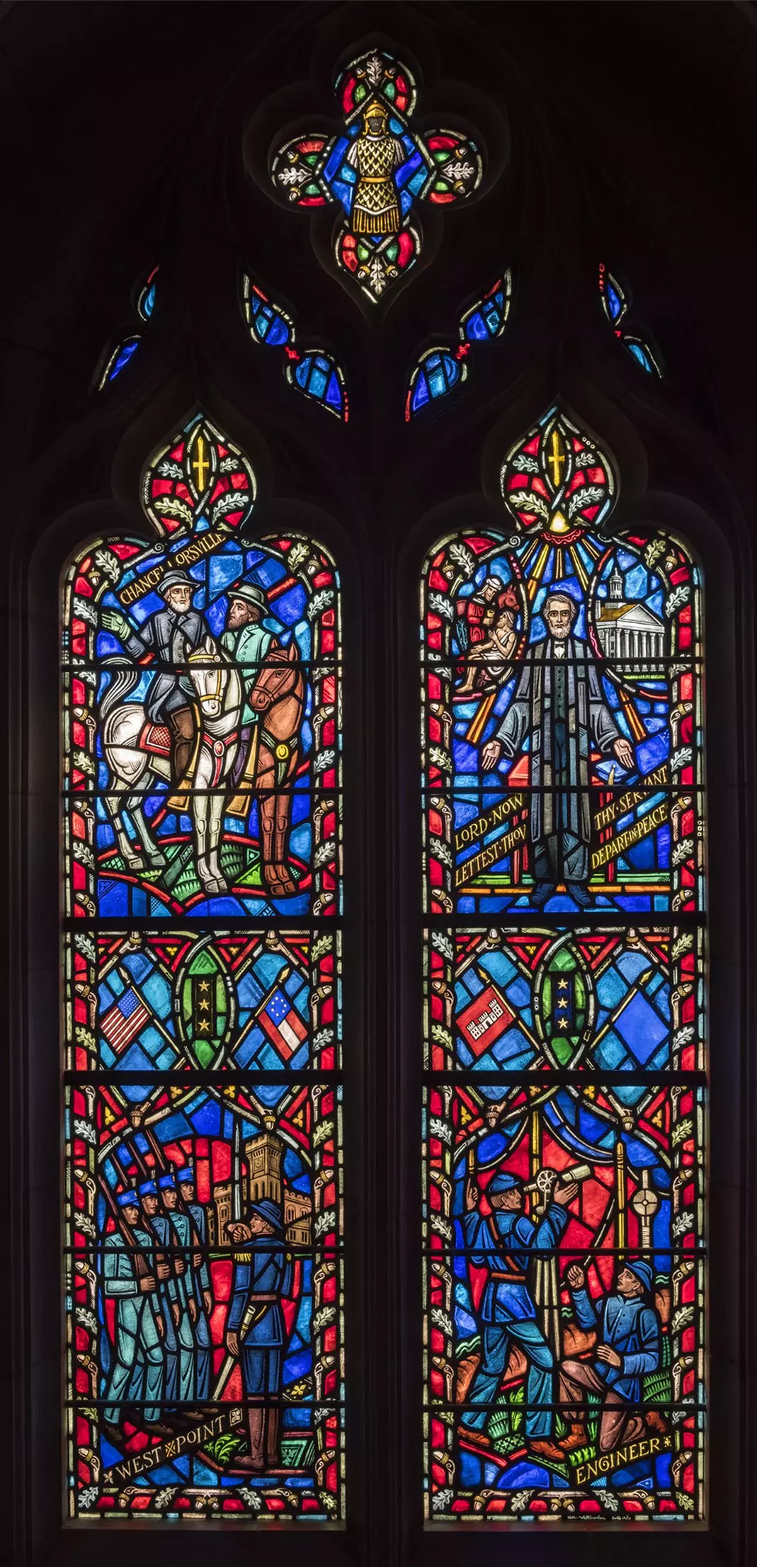 Jendela kaca patri yang didedikasikan untuk Robert E Lee, ditampilkan dalam warna biru dan merah cerah