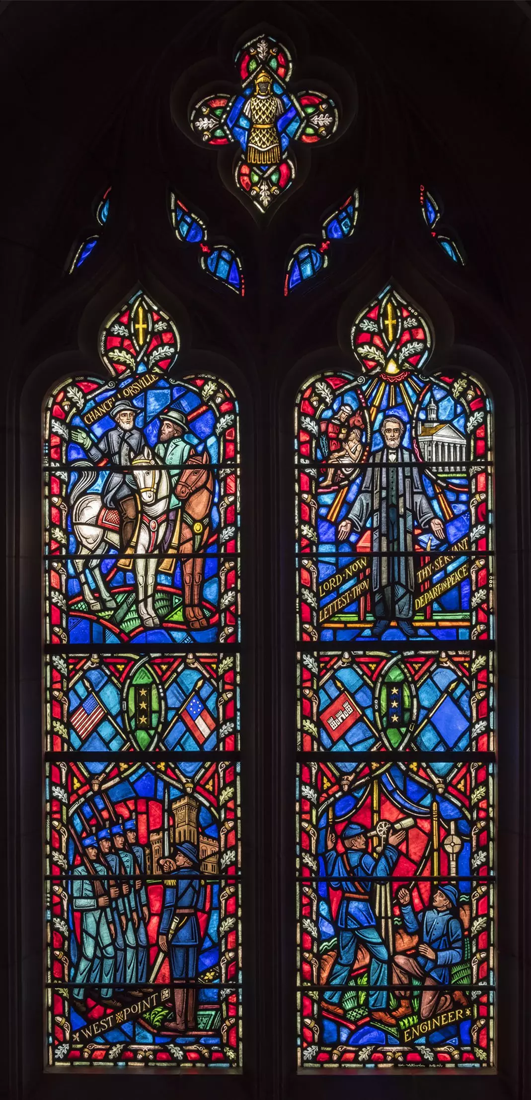 Vitral dedicado a Robert E Lee, renderizado em azuis e vermelhos brilhantes