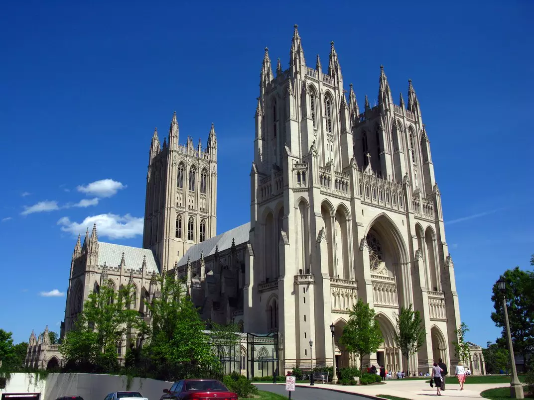 Sa gawas sa Washington National Cathedral sa usa ka tin-aw, sunny nga adlaw