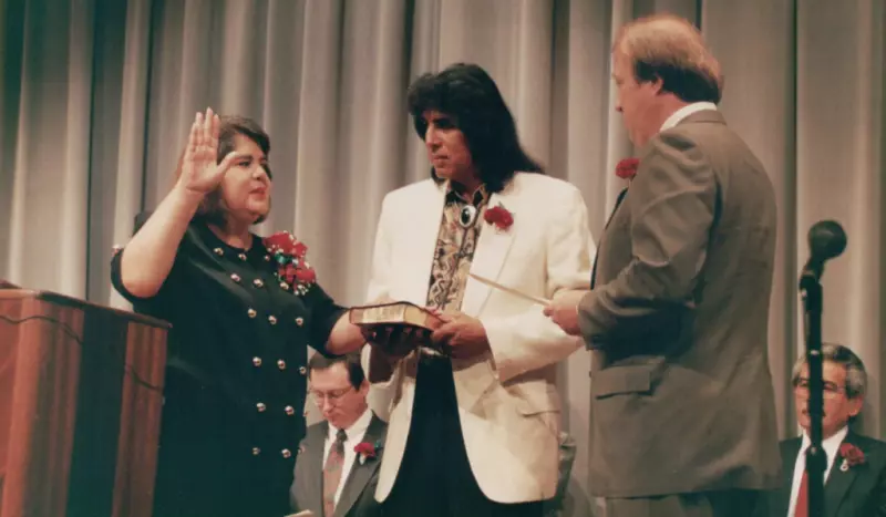 Svärningen av Wilma Mankiller som rektor för Cherokee Nation of Oklahoma. Charlie Soap håller i Bibeln, de andra är oidentifierade. Med tillstånd av Wilma Mankiller Foundation.