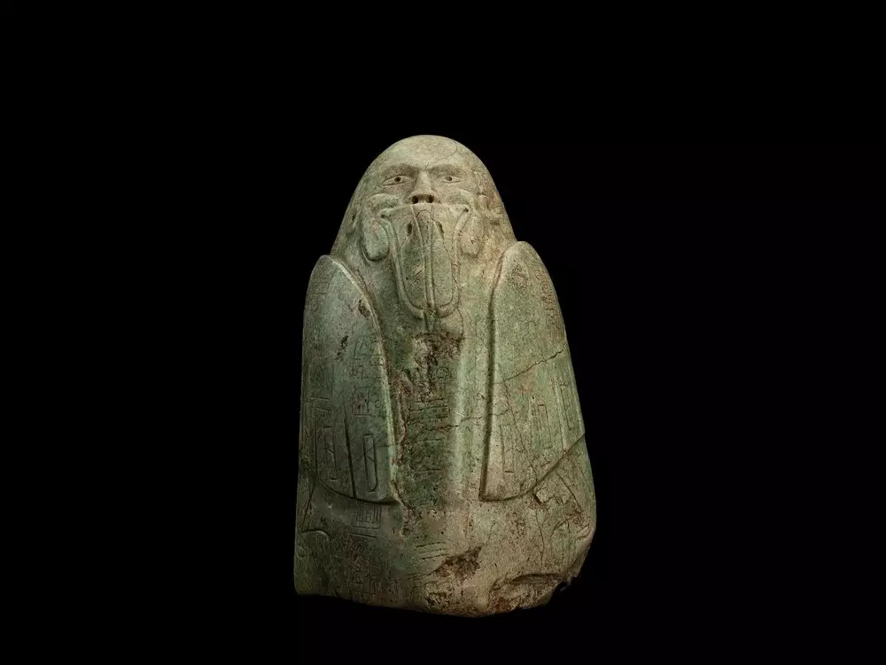 Tảng đá chạm khắc 1.800 năm tuổi này có bí mật gì?