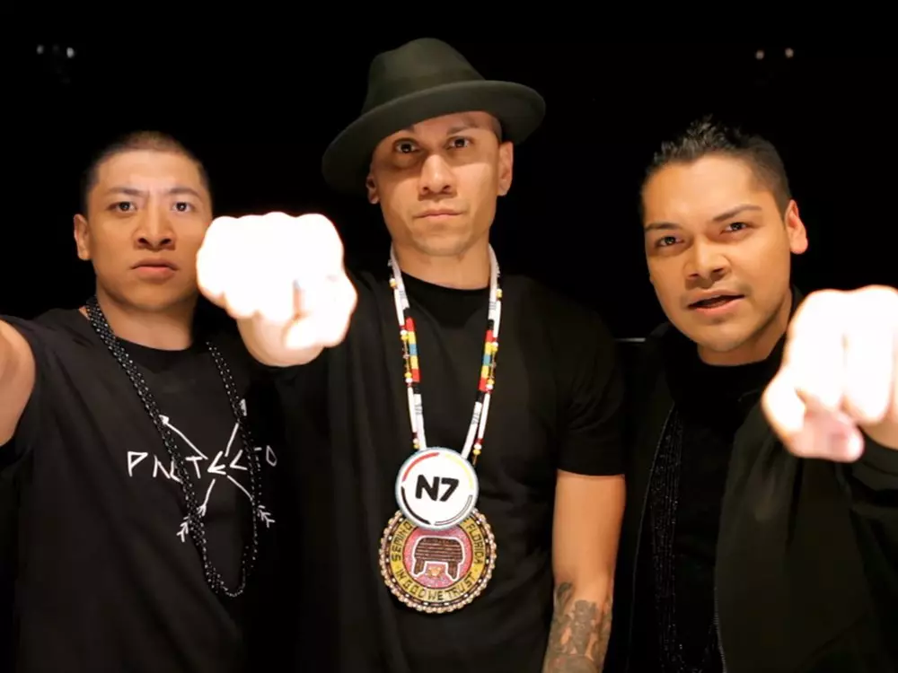 Soldan sağa: müzik videosunda Zack “Doc” Battiest, Taboo of the Black Eyed Peas ve Spencer Battiest