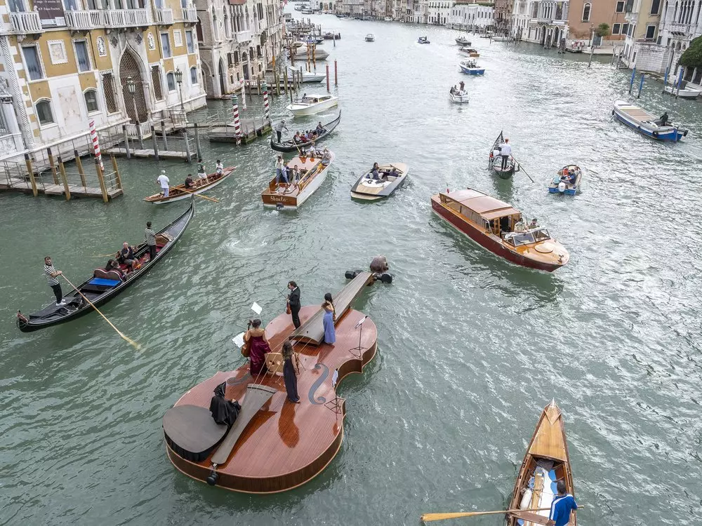 Vista aérea dunha embarcación de violín navegando polo Gran Canal de Venecia