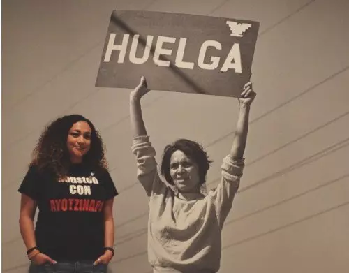 Michelle Tovar tijekom svoje LMSP stipendije 2015., gledajući izložbu Dolores Huerta u Nacionalnoj galeriji portreta
