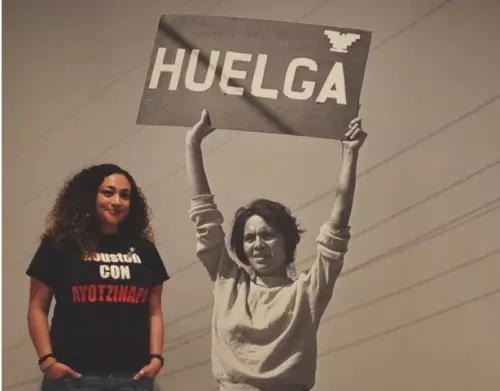 Michelle Tovar nakong ea kopano ea hae ea LMSP ka 2015, a shebile pontšo ea Dolores Huerta ho National Portrait Gallery.