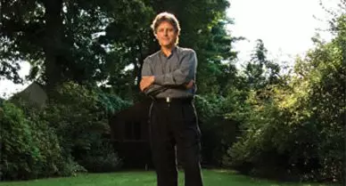 Viljams Endrjūss norāda uz vēlu stundu savā dārzā Konkordā, Masačūsetsā