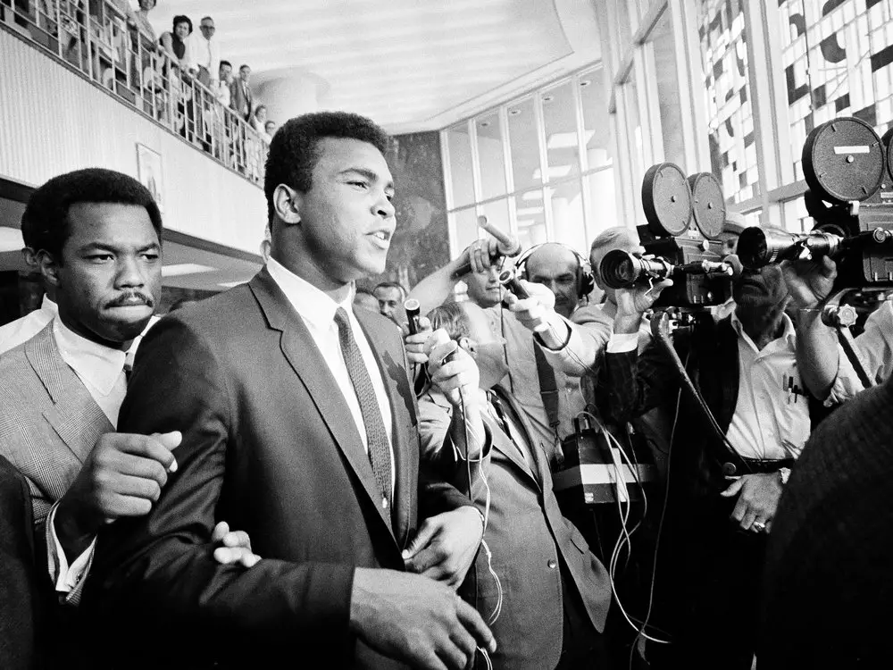Campionul la categoria grea Muhammad Ali
