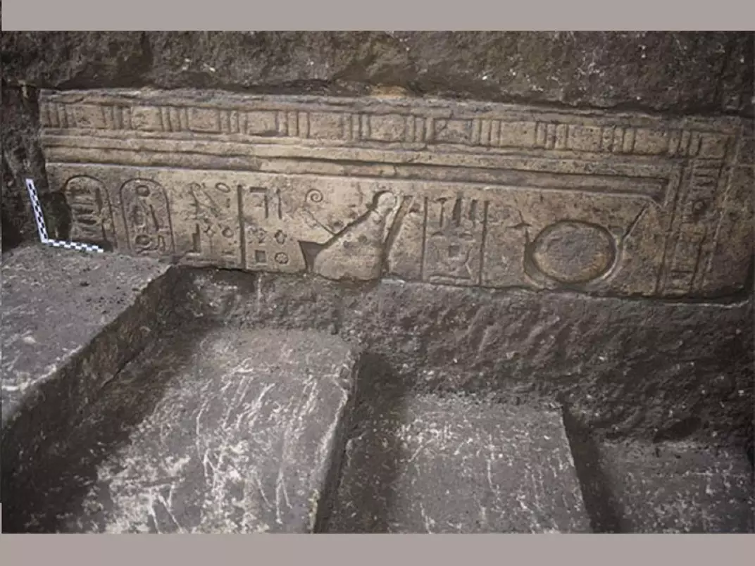 hieroglif feliratok a kőfalon