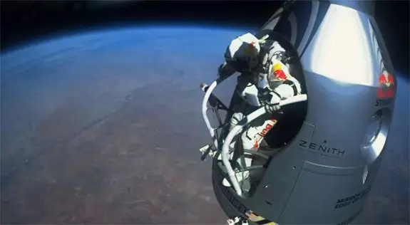 Uburyo butatu bwa Felix Baumgartner's Record-Breaking Skydive Kuva kuri Stratosphere