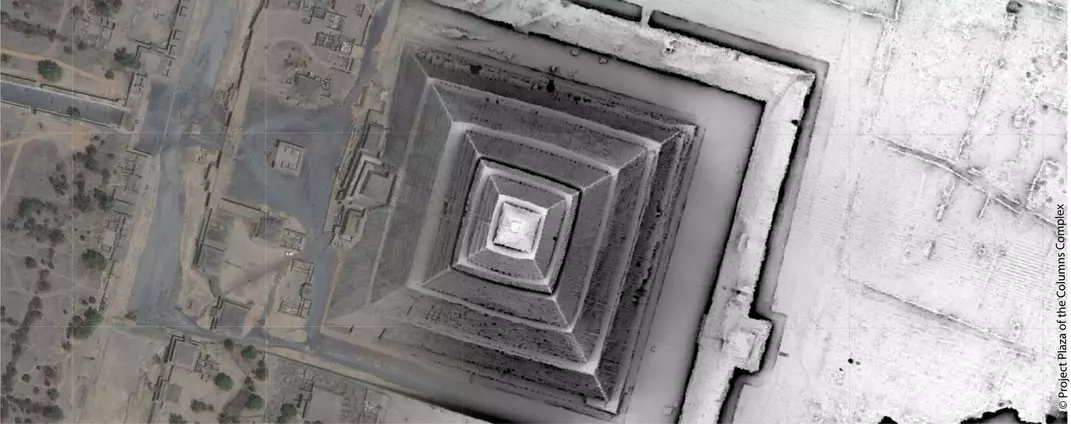 सूर्य के पिरामिड की एक उपग्रह हवाई छवि, बाईं ओर, दाईं ओर एक लिडार छवि के साथ संपादित की जाती है, जो दफन दीवारों और अन्य पुरातात्विक विशेषताओं को प्रकट करती है जो आमतौर पर दृश्य से छिपी होती हैं