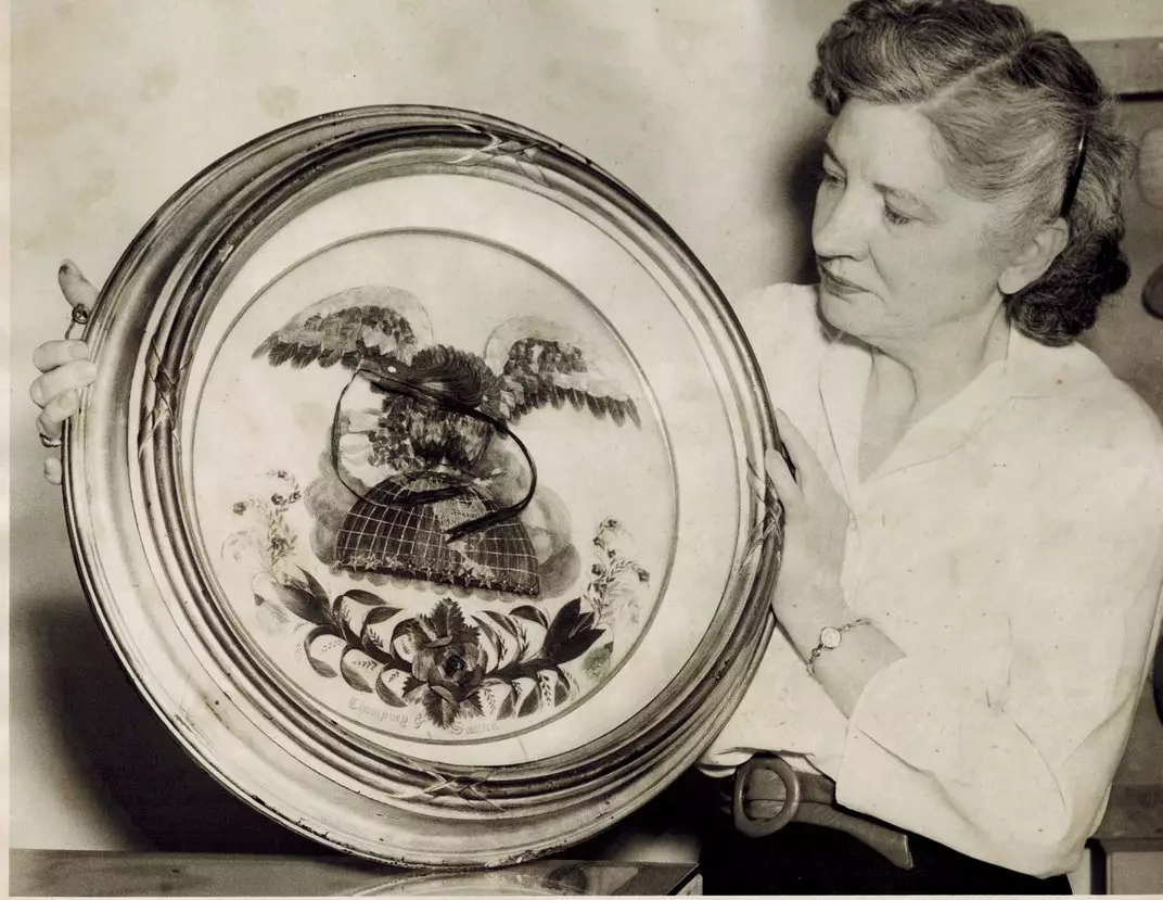 A exdirectora da Asociación Histórica de Onondaga, Caroline Wright, sostén a Águia Peluda nesta foto de 1959.