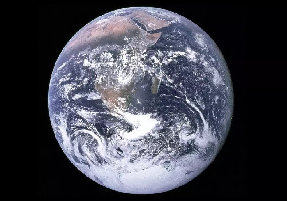 Bleibt die blaue Murmel blau? Dieses berühmte Erdfoto, bekannt als The Blue Marble, wurde am 7. Dezember 1972 von Astronauten auf dem Raumschiff Apollo 17 aufgenommen – der letzten bemannten Mondmission, die den Menschen eine solche Gelegenheit bot. Schön und zerbrechlich wurde die Blaue Murmel zu einem Symbol der Umweltbewegung und Teil der offiziellen Flagge zum Tag der Erde (Bildnachweis: NASA).