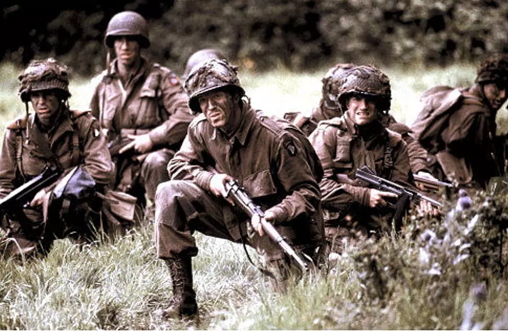 Damian Lewis (v strede, kľačiac) hrá vodcu Easy Company, Dicka Wintersa