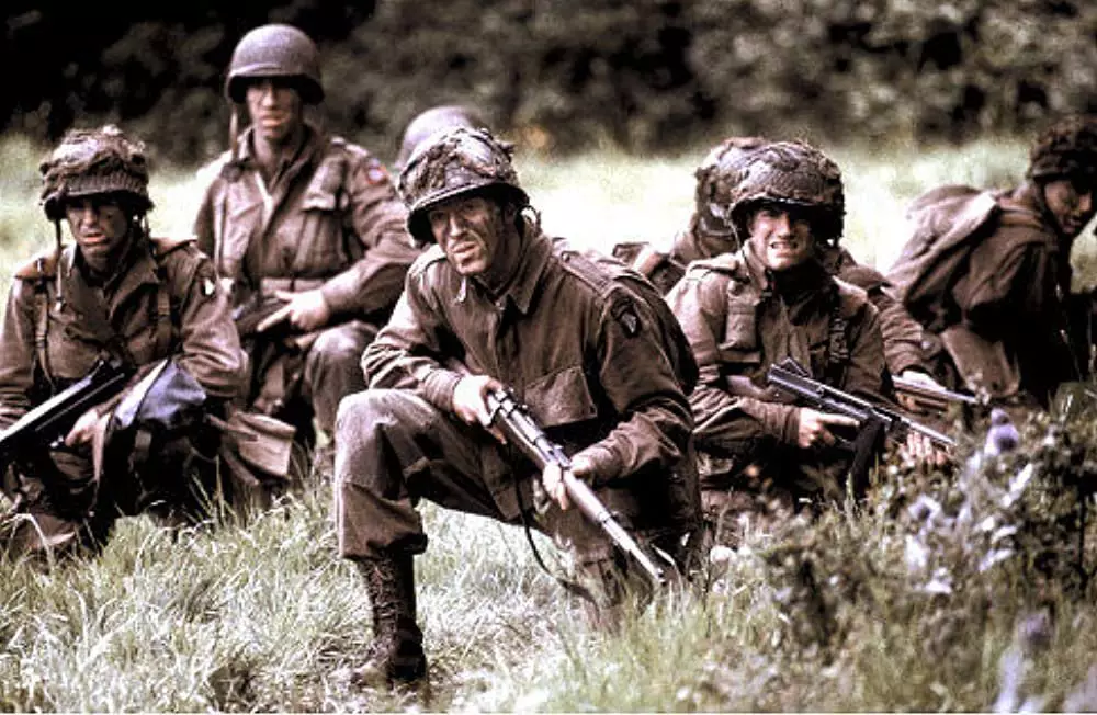 Damian Lewis (pakati, wogwada) amasewera mtsogoleri wa Easy Company, Dick Winters