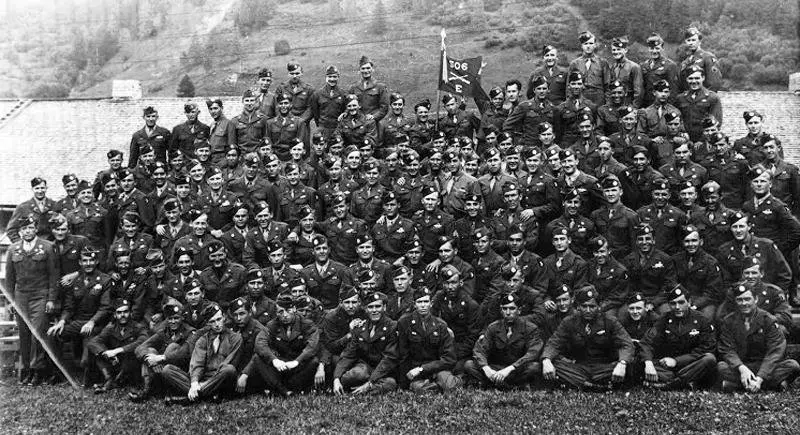 Mae dynion Easy Company yn sefyll yn Awstria ar ôl diwedd y rhyfel yn 1945.