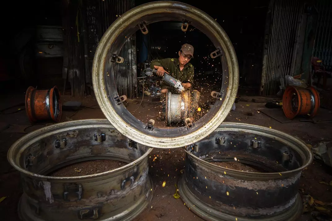 Fra flåning af kokosnødder til genbrug af dæk, denne fotograf fanger Vietnam på arbejde 17645_1
