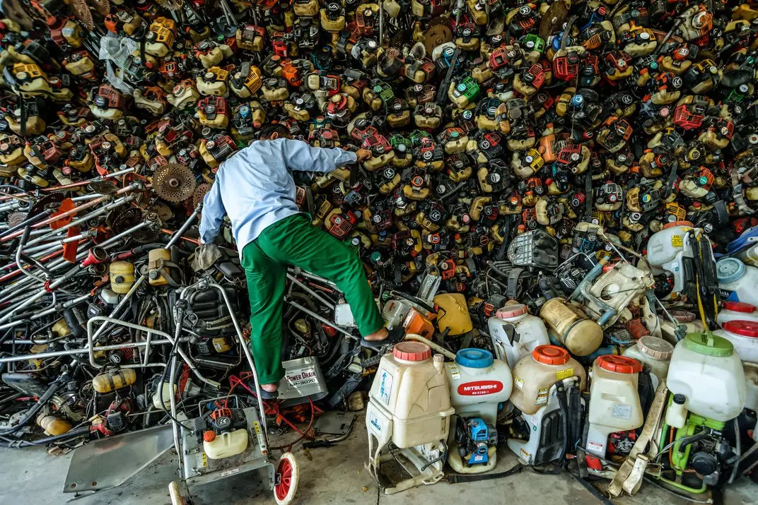 Fra flåning af kokosnødder til genbrug af dæk, denne fotograf fanger Vietnam på arbejde 17645_10