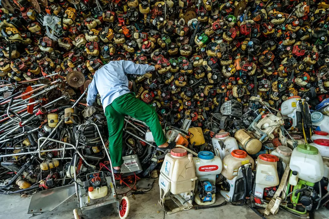 Saka Nguliti Kelapa nganti Daur Ulang Ban, Fotografer Iki Nangkep Vietnam ing Pakaryan 17645_10