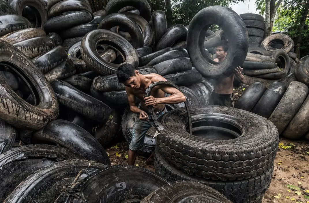 No kokosriekstu nodīrāšanas līdz riepu pārstrādei šis fotogrāfs iemūžina Vjetnamu darbā 17645_12