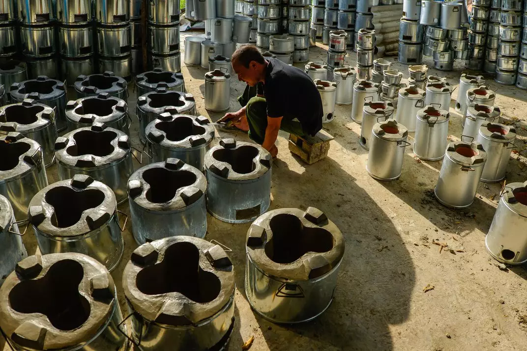 Dalla scuoiatura delle noci di cocco al riciclaggio dei pneumatici, questo fotografo cattura il Vietnam al lavoro 17645_2