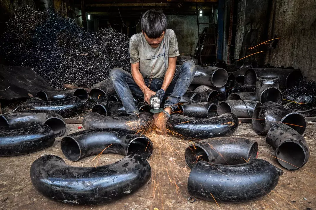 No kokosriekstu nodīrāšanas līdz riepu pārstrādei šis fotogrāfs iemūžina Vjetnamu darbā 17645_5