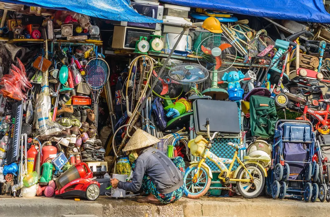 Desde o pelado de cocos ata a reciclaxe de pneumáticos, este fotógrafo capta Vietnam no traballo 17645_8