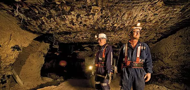 Ο John Nelson και ο Scott Elrick επιθεωρούν ένα φρεάτιο ορυχείου