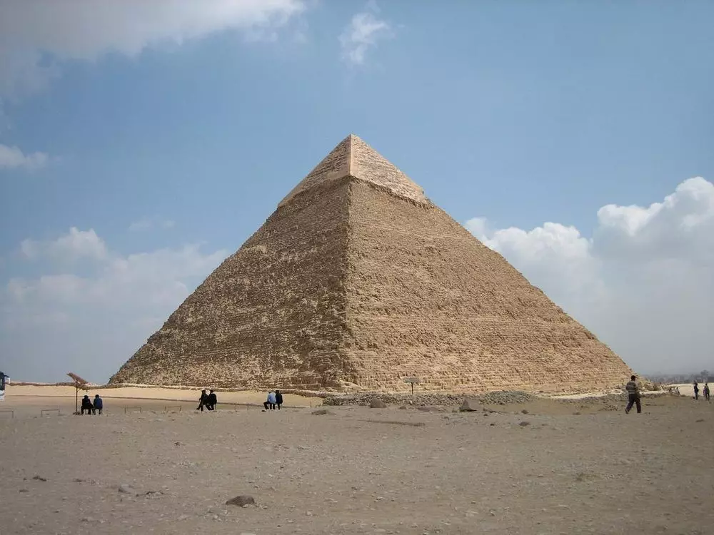 Археологдор Гизанын чоң пирамидасынын астынан мурда белгисиз болгон эки көңдөйдү табышты