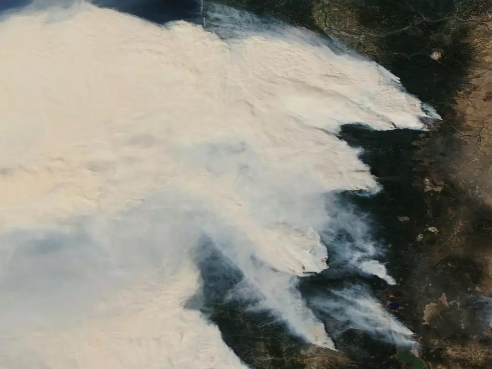 A műholdfelvételen sűrű füst látható Oregon és Washington felett szeptemberben