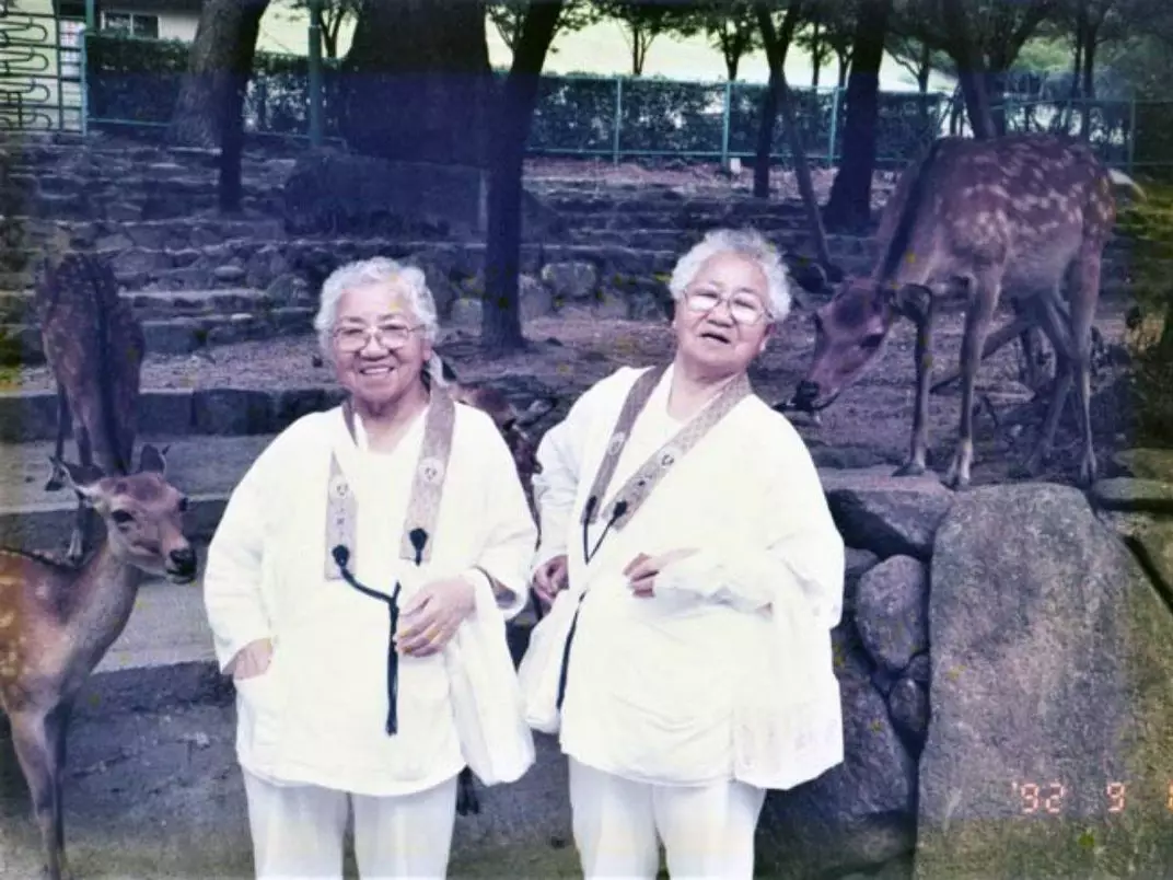 Koume Kodama (bidix) iyo Umeno Sumiyama (midig) ee 1992