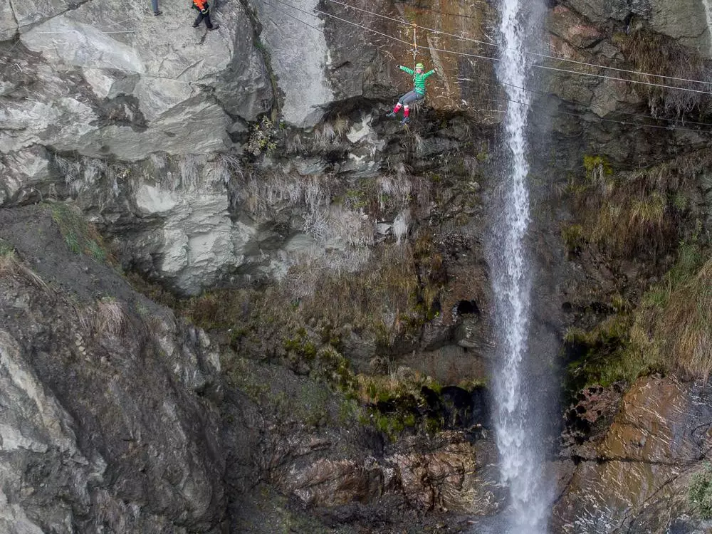 爬上新西兰高耸的双子瀑布的 2,500 级梯子
