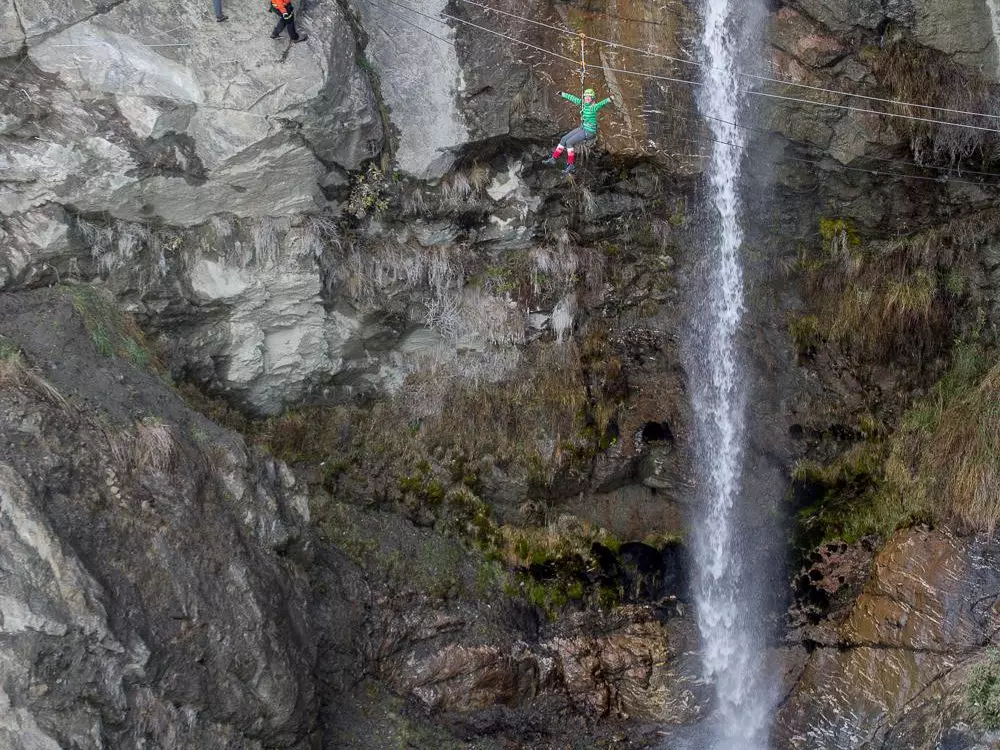 Erklimmen Sie eine Leiter mit 2.500 Sprossen die hoch aufragenden Twin Falls in Neuseeland