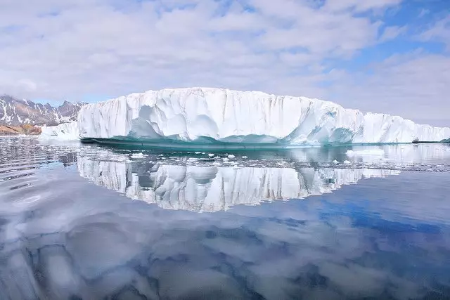 Usa ka iceberg naglutaw sa baybayon sa Greenland.
