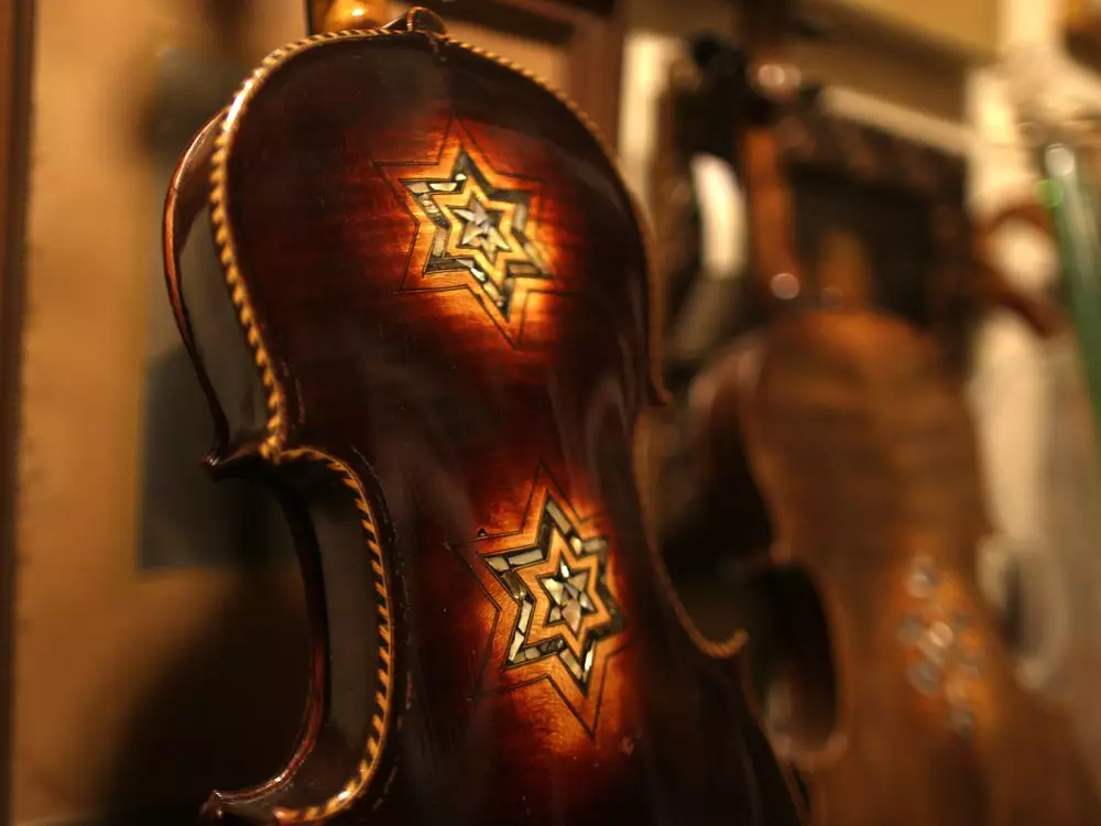 Star of David na makikita sa likod ng violin