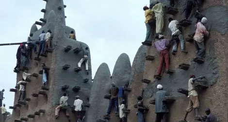 Si qëndron në këmbë qyteti i baltës: Takoni masonët e Djenné, Mali