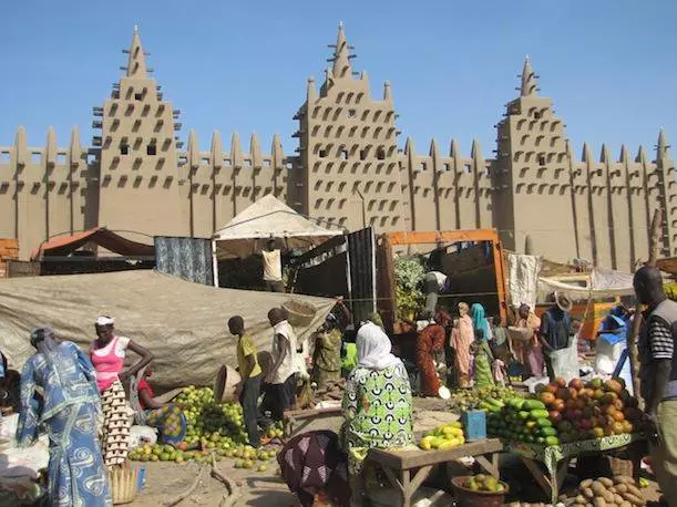 Os malienses reúnense diante da Gran Mezquita para un mercado rexional todos os luns.