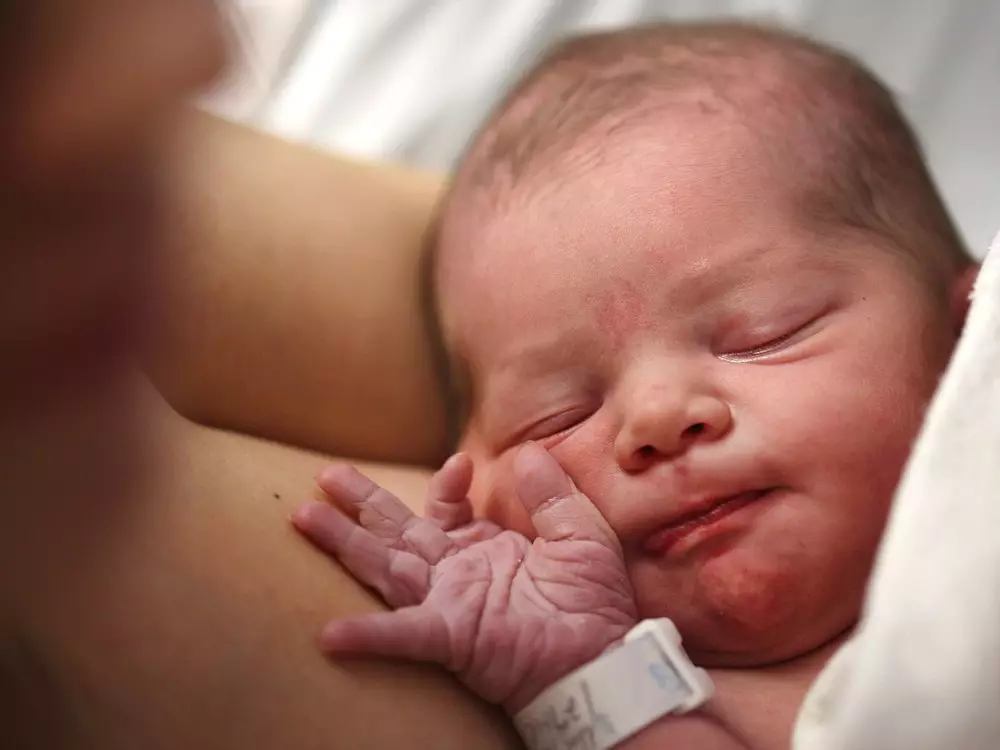 Бебињата родени со царски рез имаат различни цревни микроби од вагинално породените бебиња