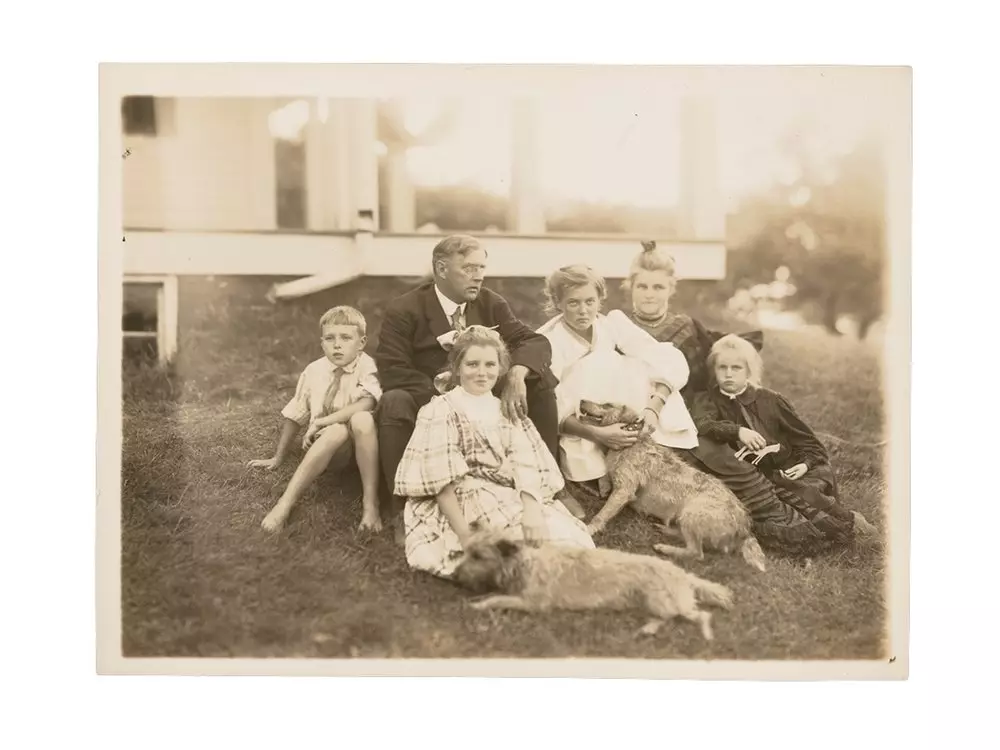 တာဘဲလ်မိသားစုနှင့် ၎င်းတို့၏ခွေးပုံတူ၊ 1905 ခုနှစ်ဝန်းကျင်၊ Edmund C. Tarbell စာတမ်းများ၊ 1855-2000 ခန့်၊ 1885-1938 ခန့်။ အမေရိကန်အနုပညာမော်ကွန်းတိုက်၊ Smithsonian Institution