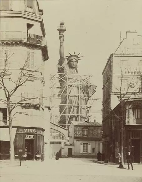 Patung Liberty sedang dibangun di luar studio Bartholdi di Paris. Foto Albert Fernique, Courtey of Sotheby's, Inc. hak cipta 2010