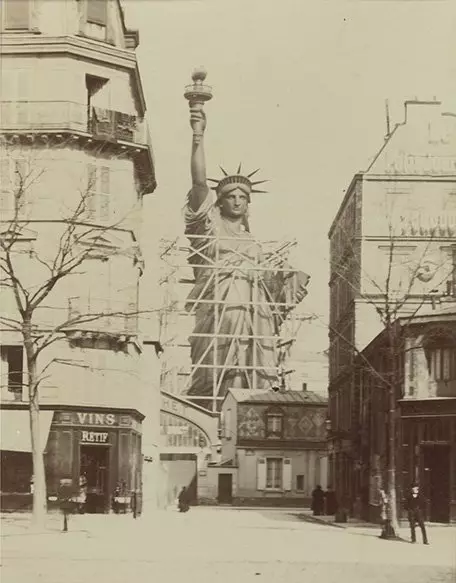 Özgürlük Heykeli, Bartholdi'nin Paris stüdyosunun dışına inşa ediliyor. Fotoğraf Albert Fernique, Courtey of Sotheby's, Inc. telif hakkı 2010