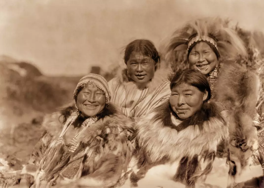 Catro mulleres Nunivak sorrintes