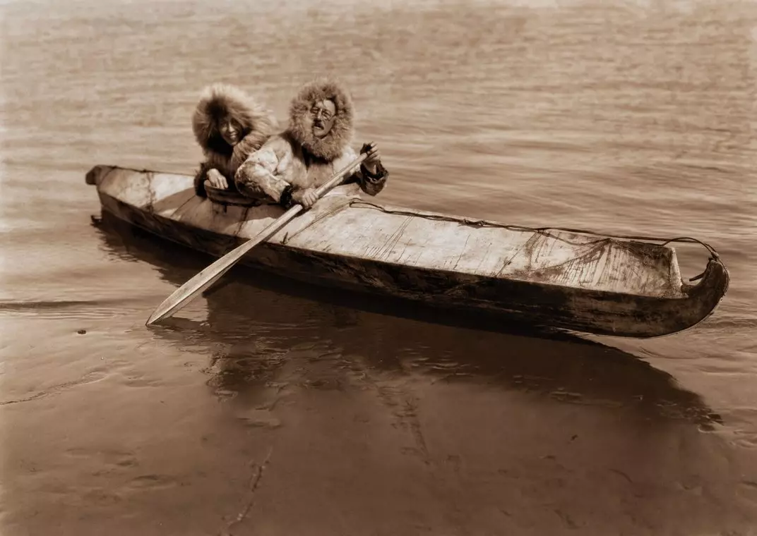 Edward Sherriff Curtis en syn dochter Beth posearje yn in kayak