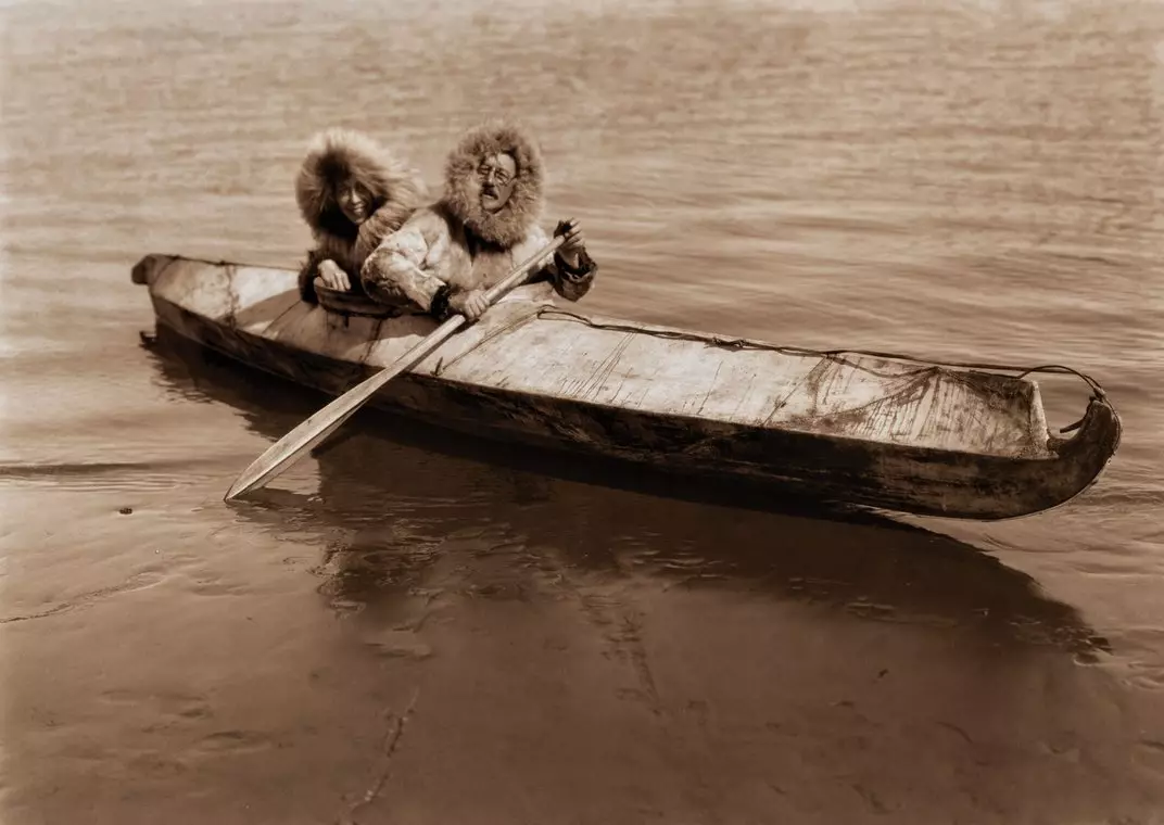 Edward Sherriff Curtis i la seva filla Beth posen en un caiac