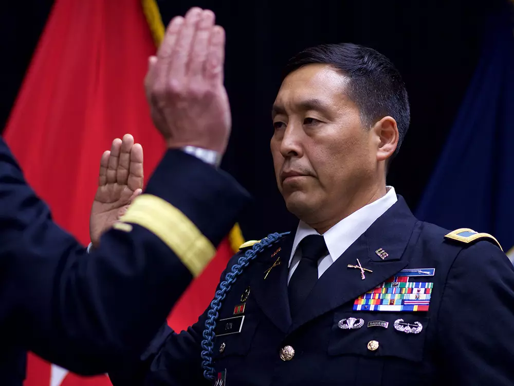 Аляскийн армийн үндэсний гвардийн хурандаа Уэйн Дон, тухайн үед 38-р цэргийн командлагч, Аляскийн армийн үндэсний гвардийн бригадын удирддаг тангараг өргөв. Доныг жинхэнэ хурандаа цол хүртсний дараа Аляскийн армийн үндэсний гвардийн командлагч генерал Жозеф Стрефф. Дена'ина төв, Анкориж, 2017 оны 7-р сарын 14. (АНУ-ын армийн зураг, сержант Дэвид Бедард)