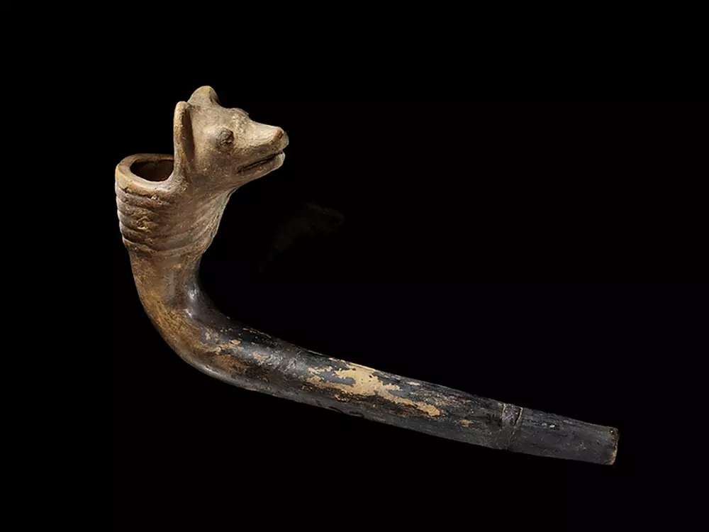 Haudenosaunee dais effigy yeeb nkab, 17th c. Cayuga Lake, New York. 22/3765 (Ernest Amoroso, National Tsev khaws puav pheej ntawm American Indian, Smithsonian)