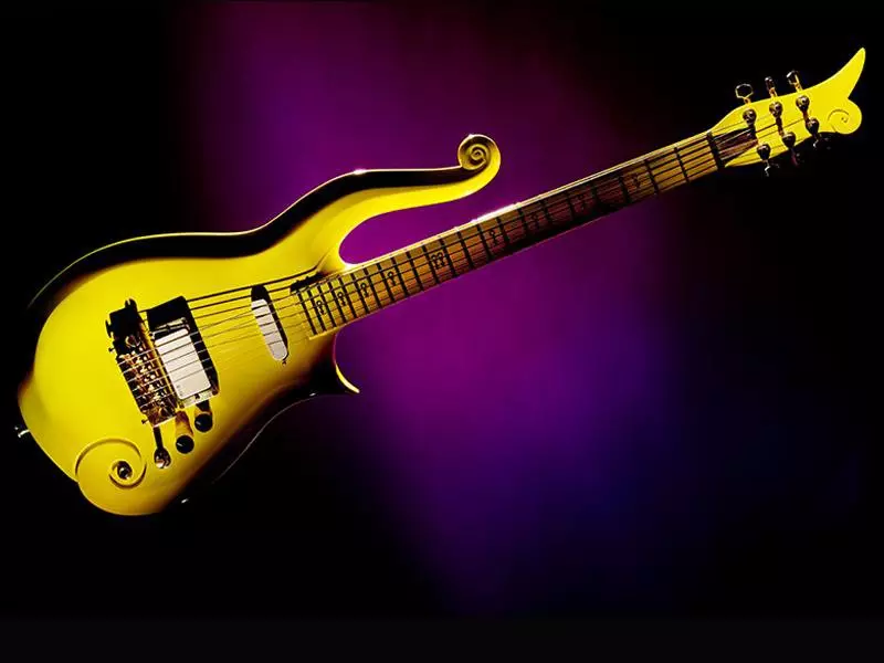 这是王子在“紫雨”中彻底改变音乐的吉他